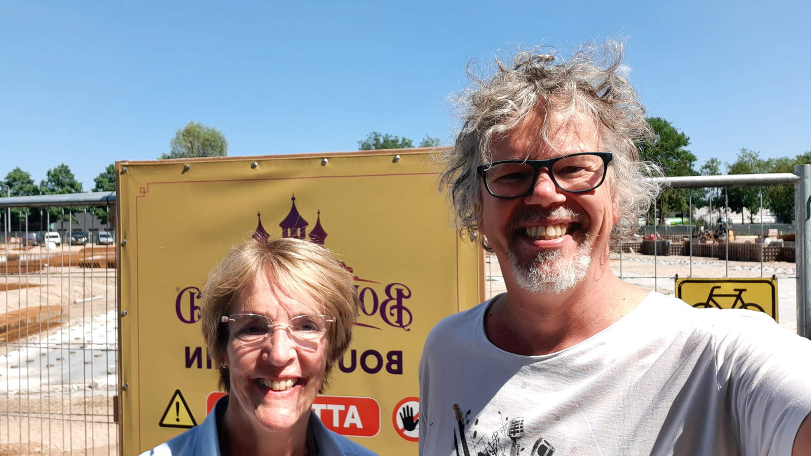 Rondje Oost Gelre met burgemeester Bronsvoort; met de blik omhoog ...