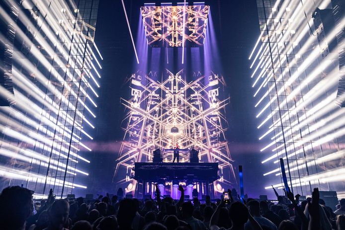 IN BEELD. Honderden lasers op nieuw Zillion-feest in uitverkocht ...