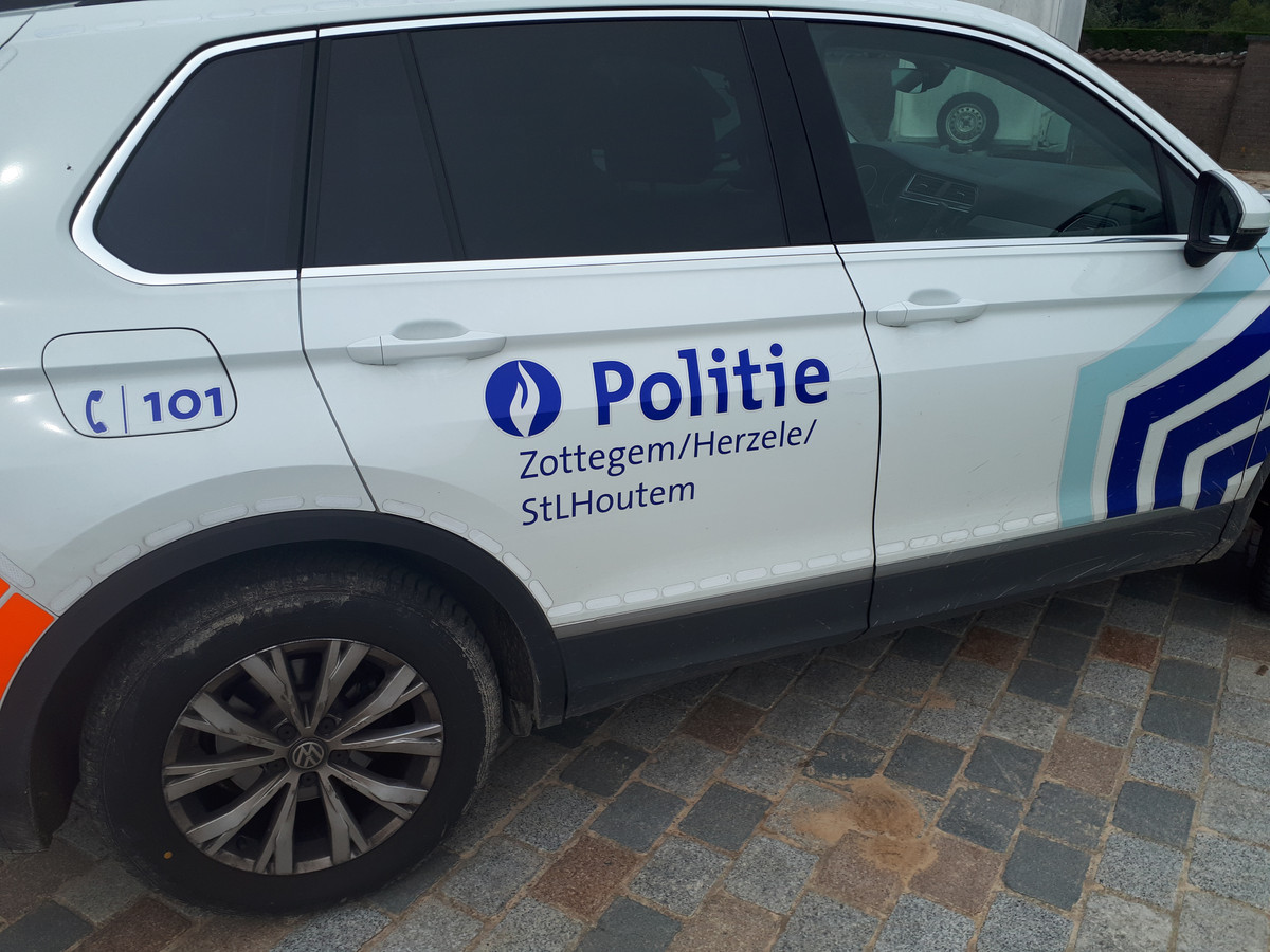 Voorbijgangers helpen politie vluchtende bromfietser klissen | Foto ...