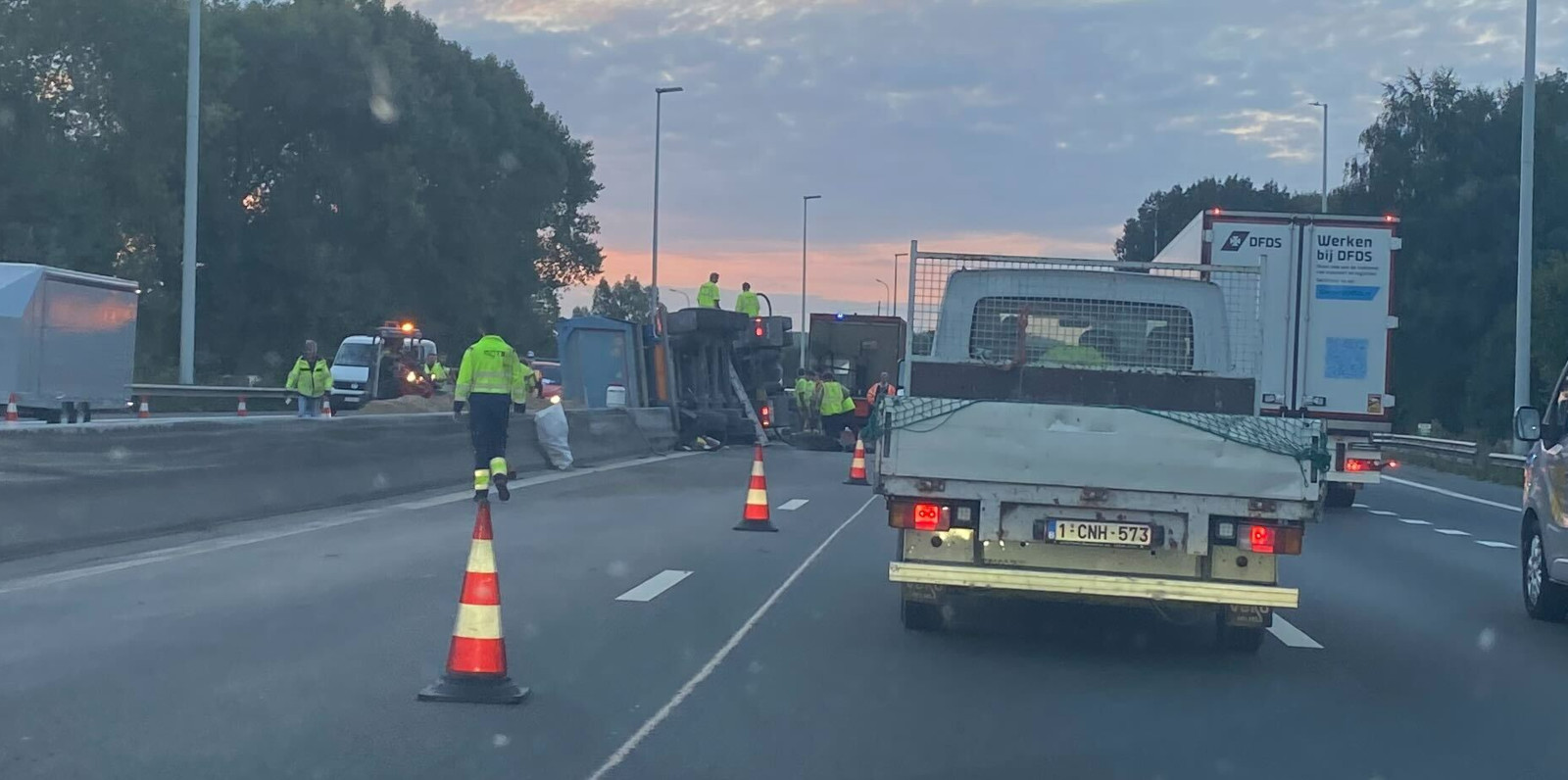 Lastige ochtendspits in Gent door gekantelde vrachtwagen op middenberm ... Lastige ochtendspits in Gent door gekantelde vrachtwagen op middenberm ...