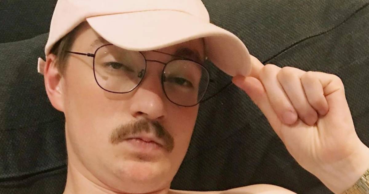 Bram Krikke bereikt 500.000 likes en moet bizarre tattoo zetten: ‘Ik ...