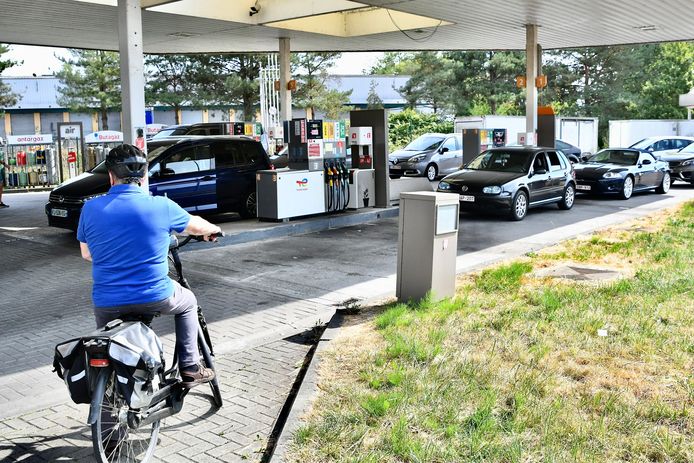 200 meter aanschuiven voor goedkopere Franse tankbeurt: “Als de ...