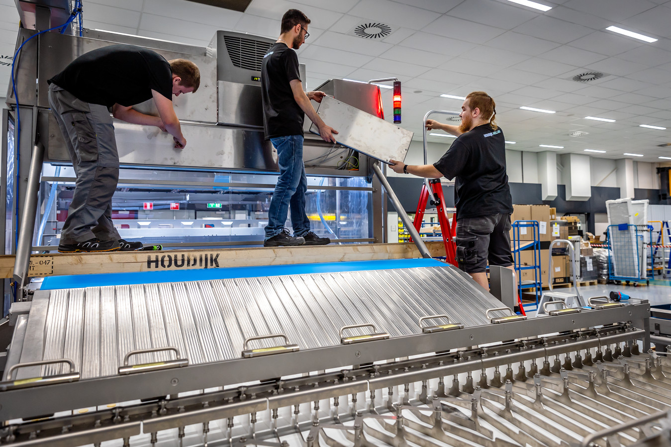 Hoe komt die lekkere crèmelaag netjes tussen de wereldberoemde Oreo ...