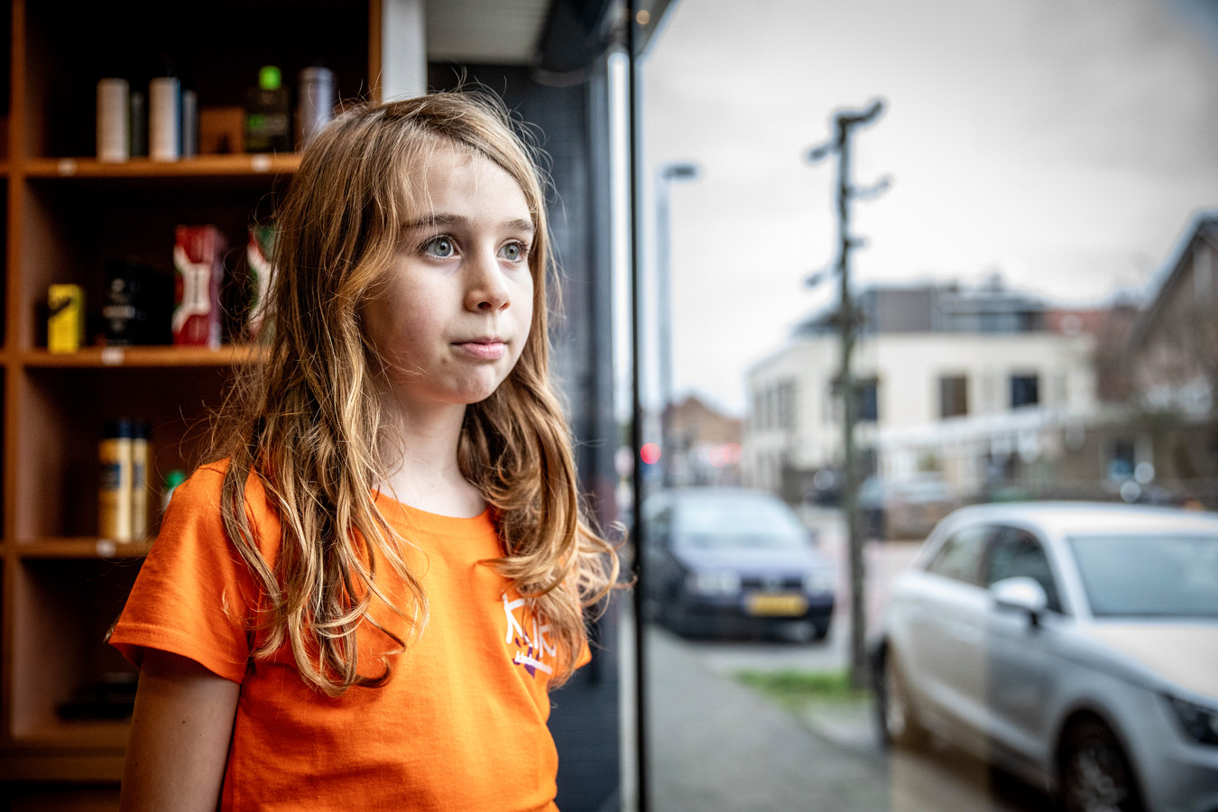 Na vijf jaar gaat de schaar erin: Pepijn (10) doneert zijn vlechten aan ...