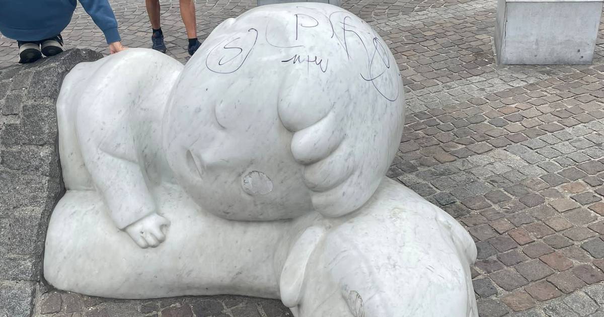 “Dom en belachelijk”: vandalen bekladden iconisch beeld van Nello en ...