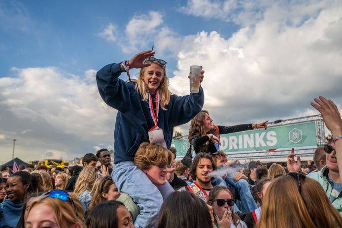 Studenten zetten academiejaar feestelijk in tijdens StuDay op Spoor Oost | Antwerpen | hln.be