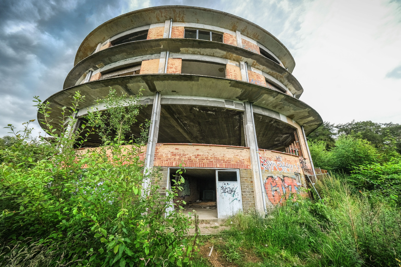 Ooit populair vakantiedomein, nu verloederde bouwval: krijgt iconische ...