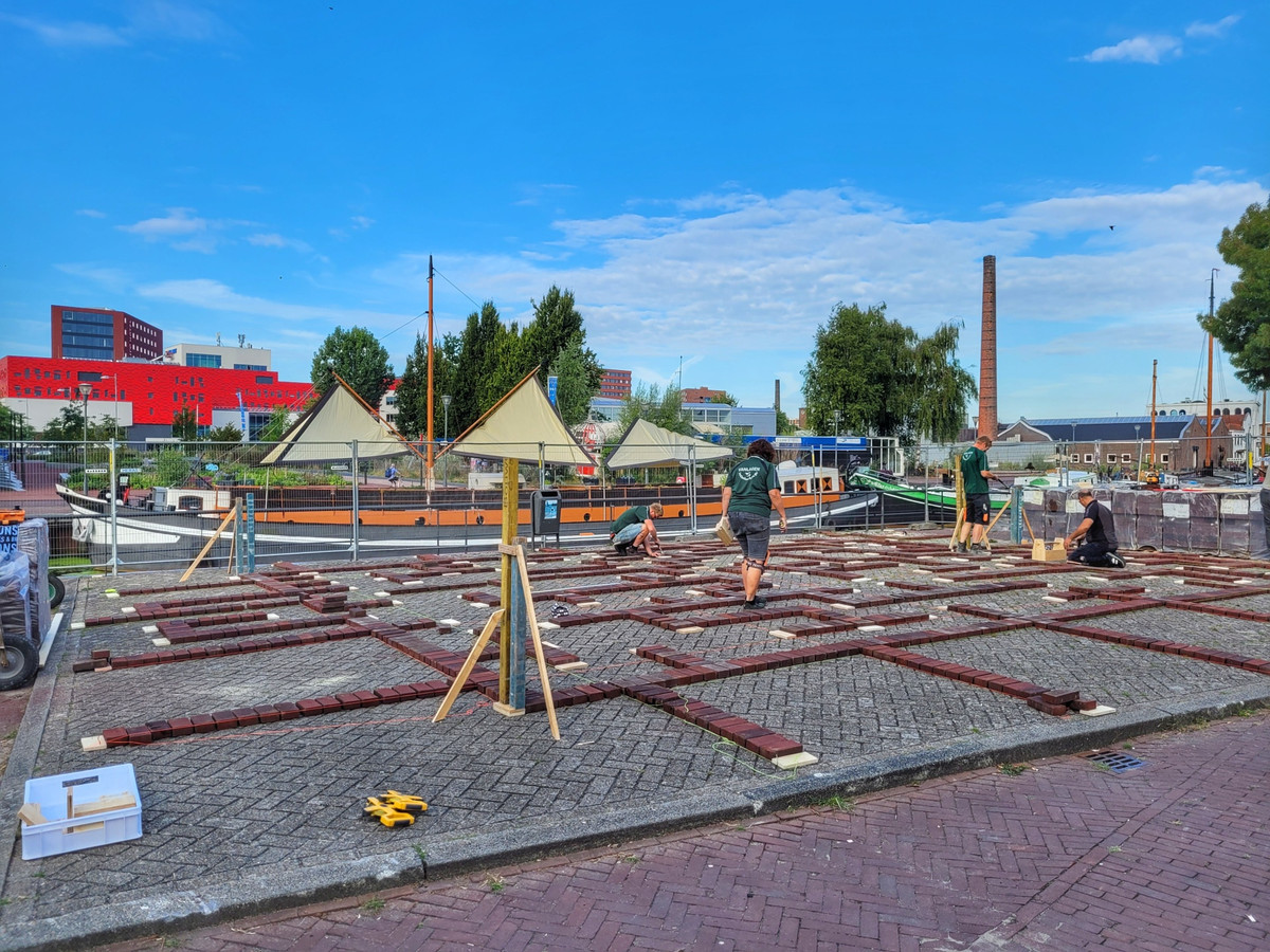 Eerste bakstenen voor kunstwerk van architect Floris Alkemade op de ...