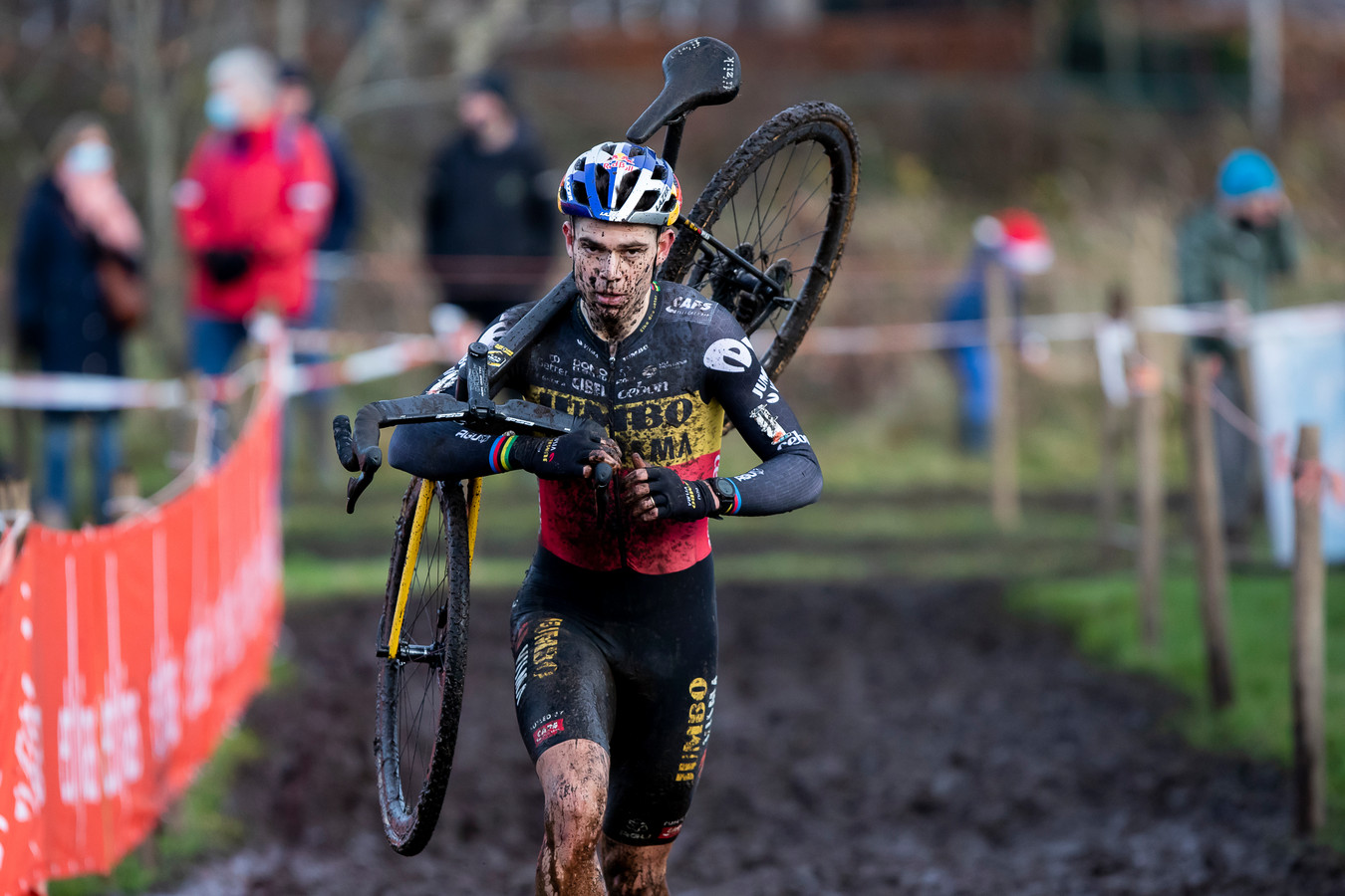 Hoe het komt dat de ‘grote’ Wout van Aert in het ‘kleine’ Essen aan ...