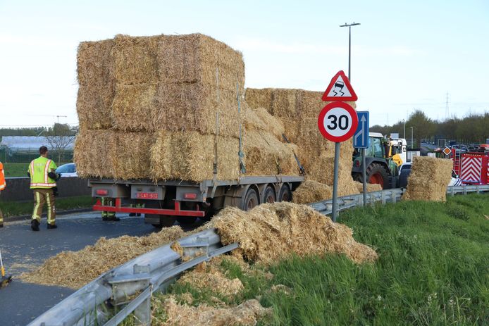 Landbouwer verliest balen stro: rijbaan anderhalf uur afgesloten | Sint ...