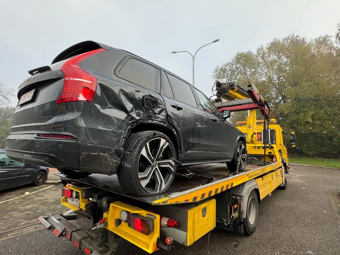 Bus met schoolkinderen met wielen van de grond na ongeval op rondpunt ...