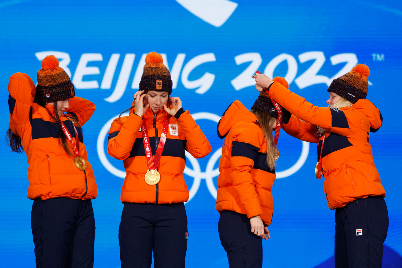 Dolblije shorttrackers ontvangen gouden medaille | Foto | AD.nl