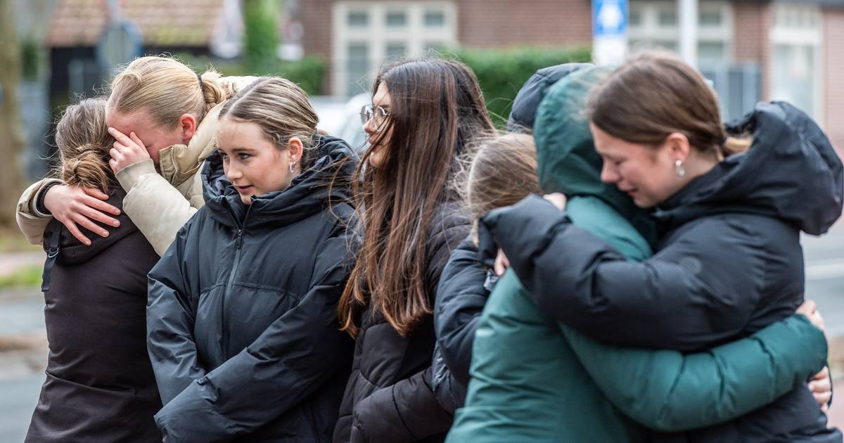 Tieners omhelzen elkaar na tragisch overlijden van meisje (14) uit Epe ...