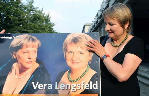 Angela Merkel met diepe decolleté op Duitse verkiezingsaffiches | Foto ...