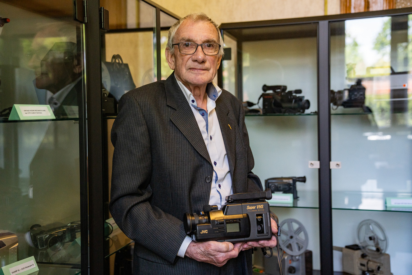 Gaston (79) stelt oude camera’s en projectoren tentoon in heemmuseum ...