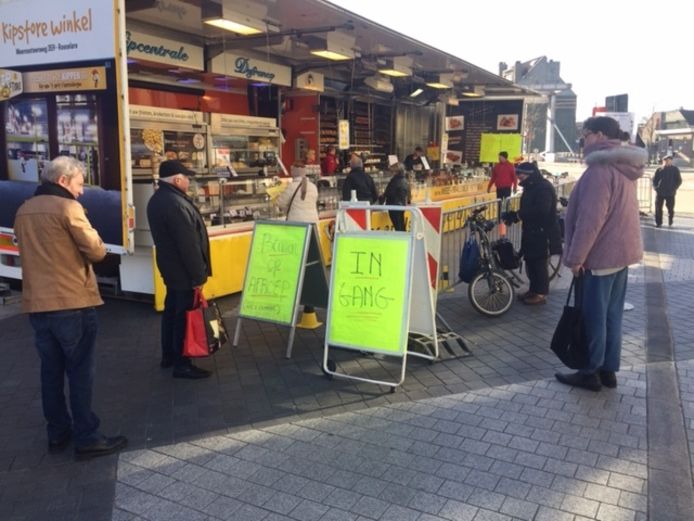 Kalme woensdagmarkt in Deinze: Nadarhekken en luide gesprekken | Deinze ...