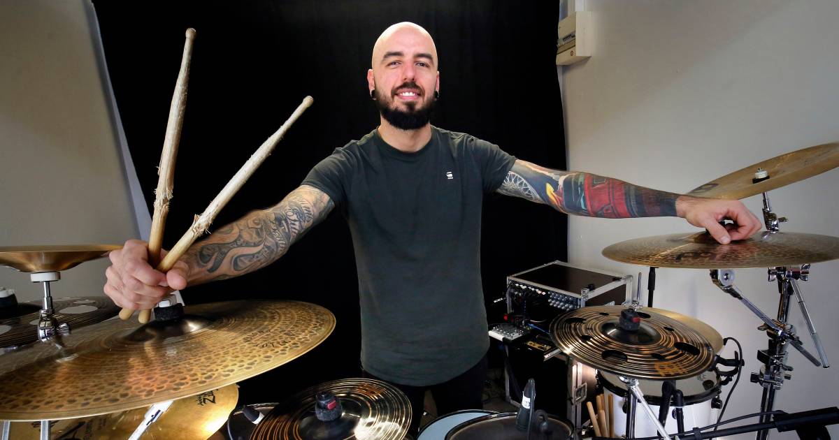 Kevin (31) leerde zichzelf drummen en stapt nu vliegtuig in en ...