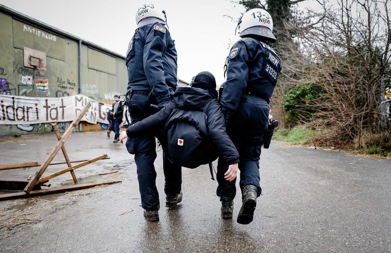 Duitse politie begint aan wekenlange ontruiming van ‘bruinkooldorp ...