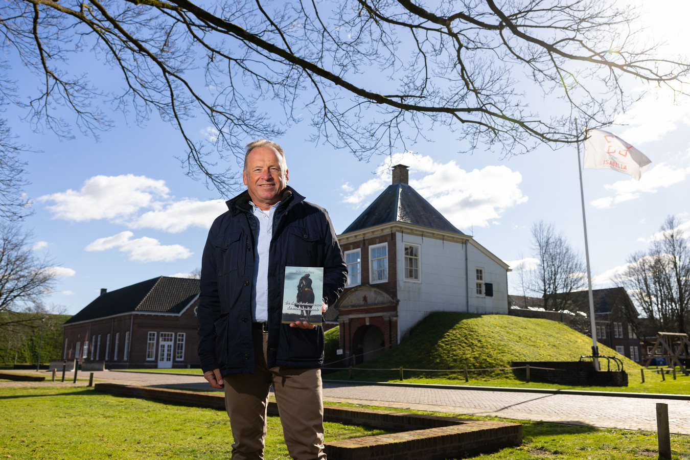 Bosschenaar schreef avonturenroman: bommen, rook en stank in belegerde Moerasdraak | Foto | bd.nl