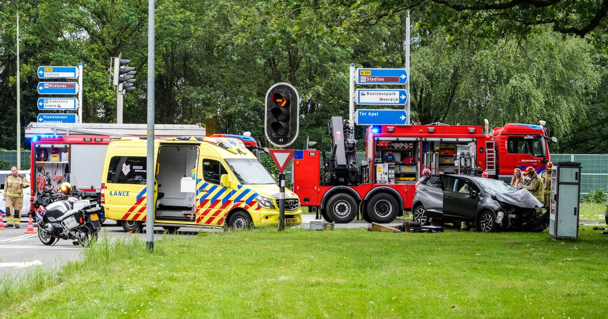 Harde botsing tussen personenauto en vrachtwagen op Rondweg in Emmen | 112 nieuws Emmen | AD.nl