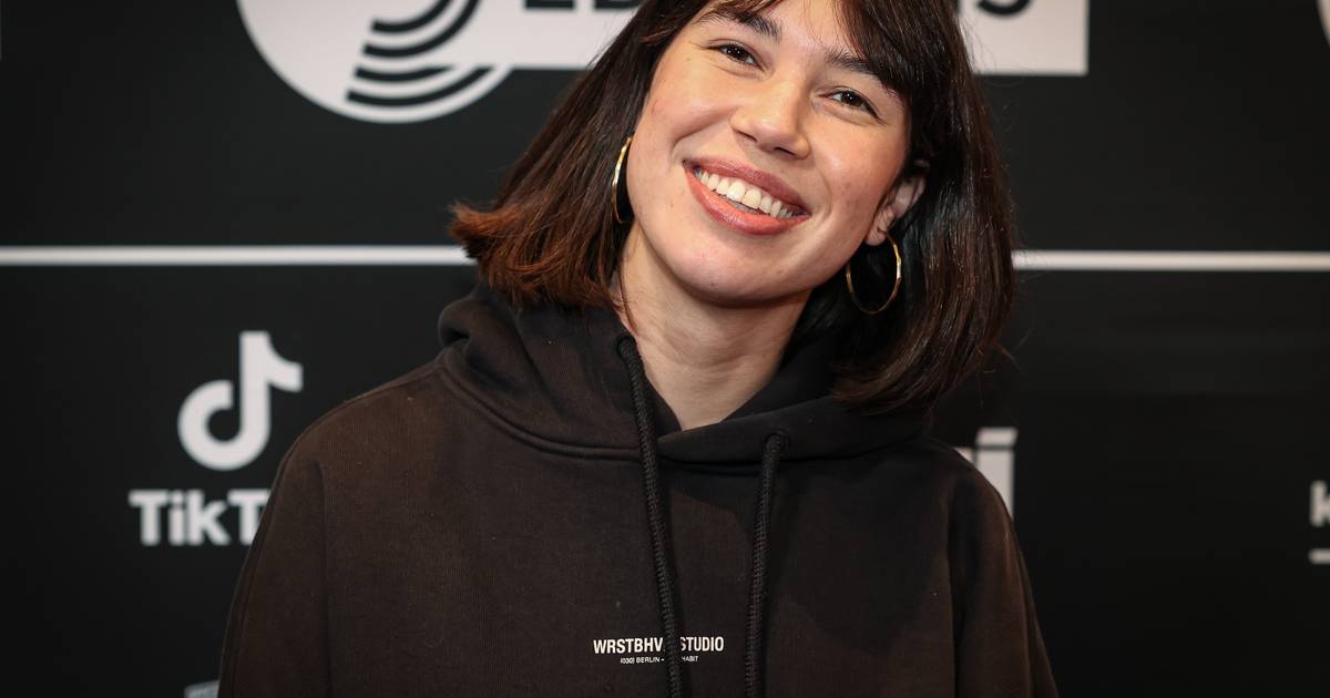 “Naaktbeelden ongewild doorsturen is niet oké”: Nederlandse zangeres ...