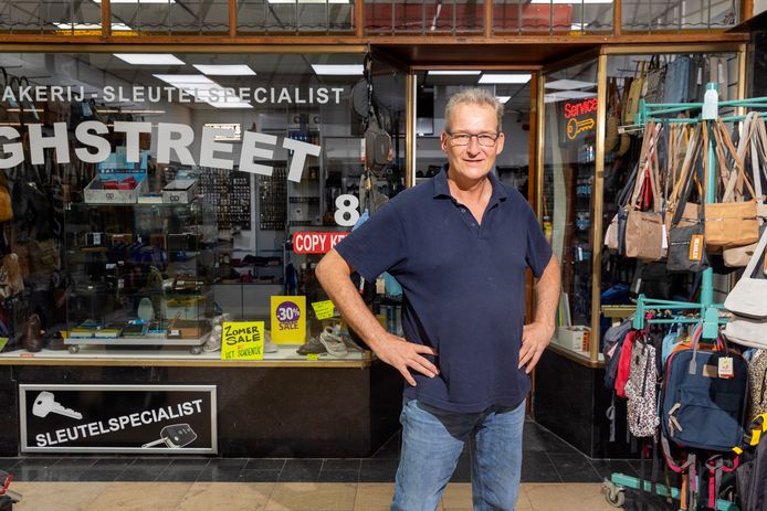Schoenmaker John (53) ziet zijn omzet gigantisch stijgen in de jarige ...