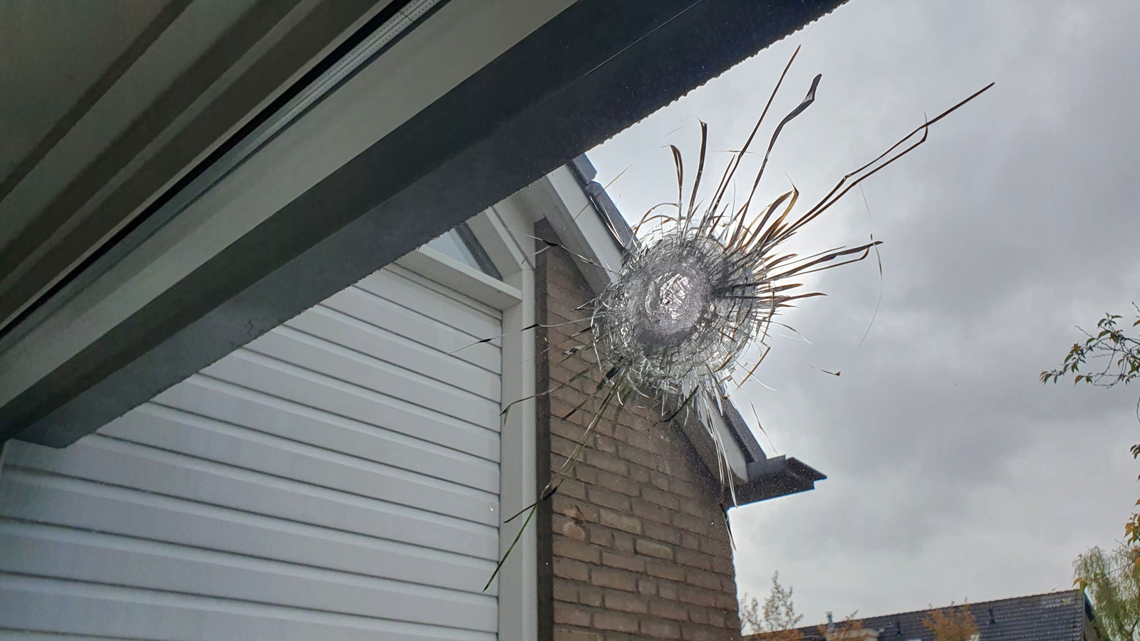 Ze zitten ‘lekker onderuit’ voor de televisie, dan vliegt er een kogel ...