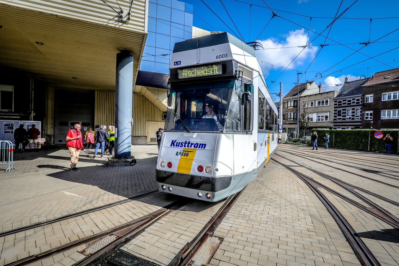 Veel mensen nemen afscheid van de oude kusttrams: “Niets dan lof voor ...