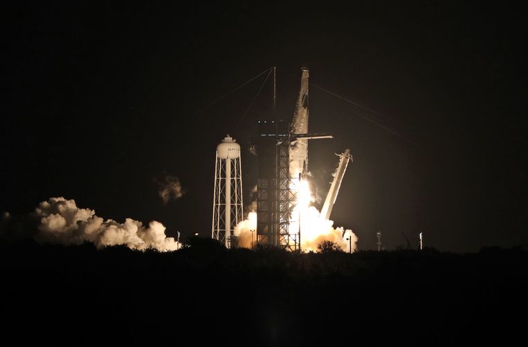 SpaceX-raket met vier astronauten met succes gelanceerd richting ...