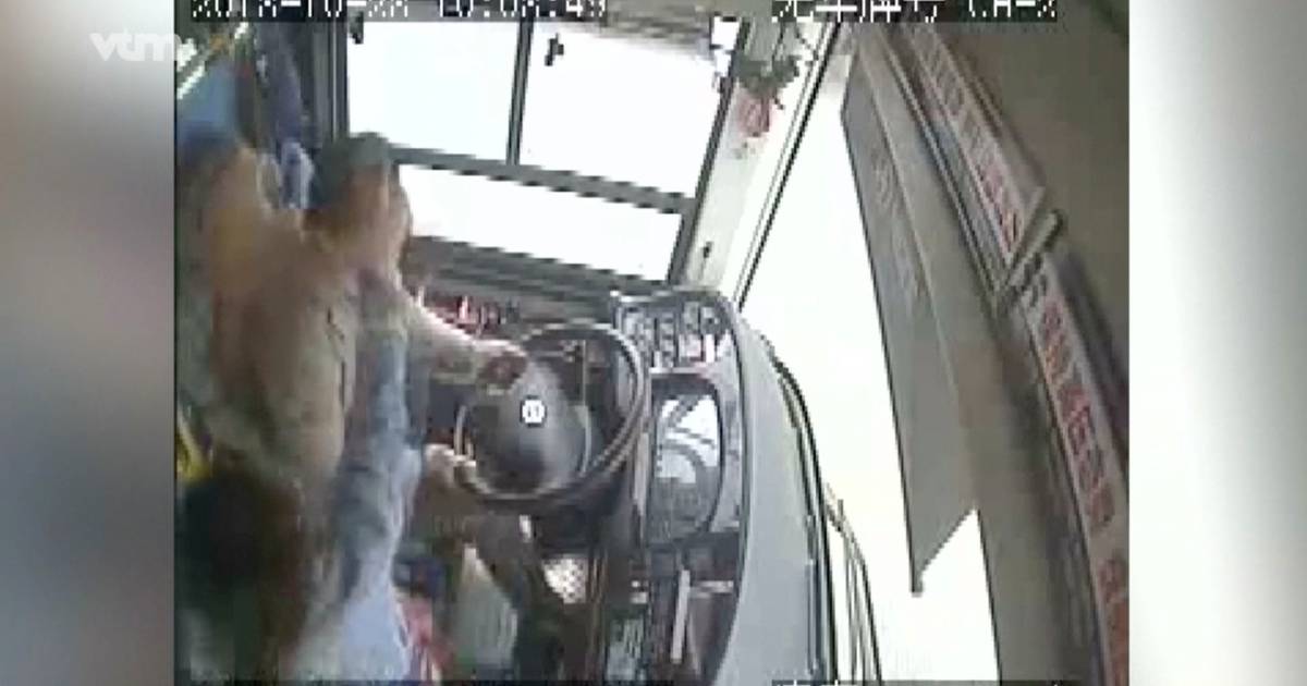 Bus stort in rivier door ruzie: 15 doden | De Krant | hln.be