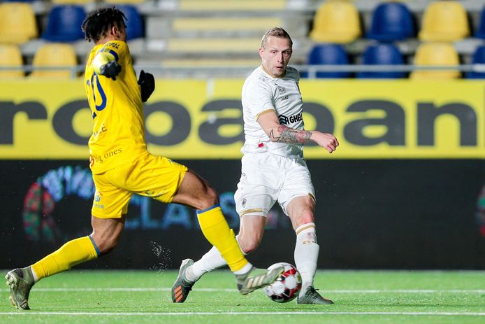 ‘Goddeloos’ Antwerp ontsnapt aan nederlaag op Stayen na penaltygoal ...