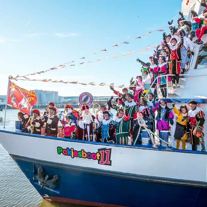 Pakjesboot aangemeerd: Sinterklaas zet voet aan wal in Bergen op Zoom ...