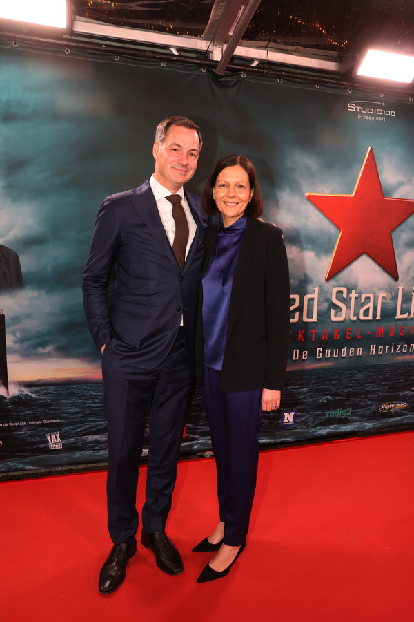IN BEELD. Gella Vandecaveye toont vriendin op de première van ‘Red Star Line’, Bart De Wever ...