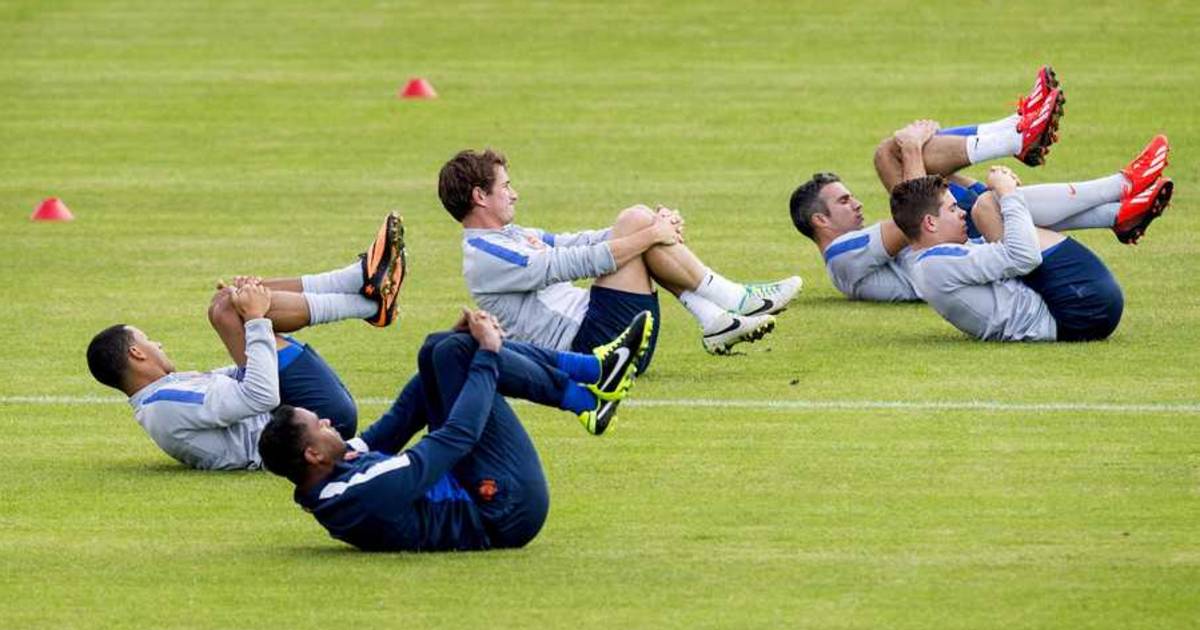 Minuut stilte en rouwbanden bij Oranje | Voetbal | gelderlander.nl