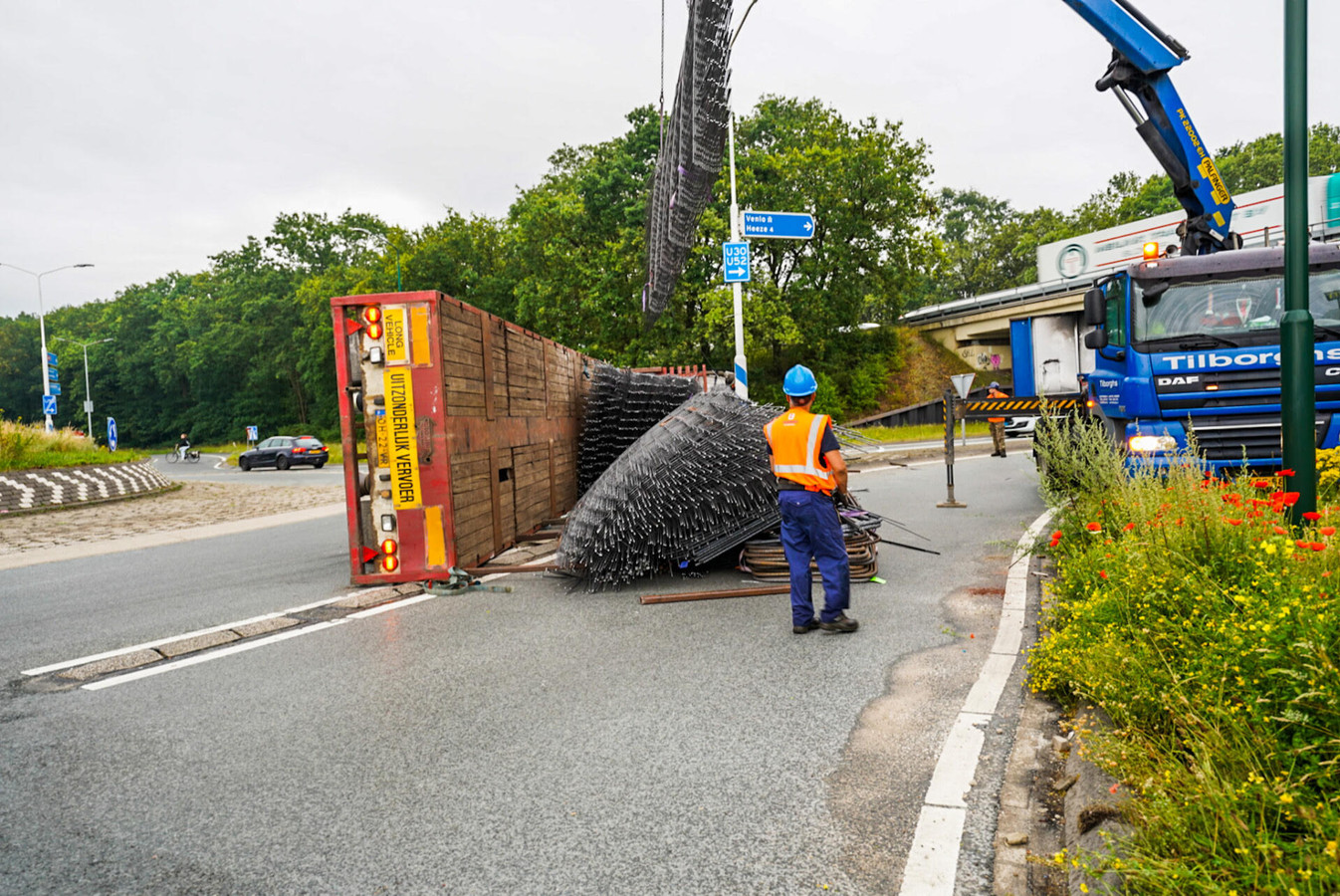 Vrachtwagen met staal kantelt op rotonde naar oprit A67 in Geldrop ...