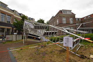 Bomen uit de grond, huizen en auto’s beschadigd, pretparken dicht door ...