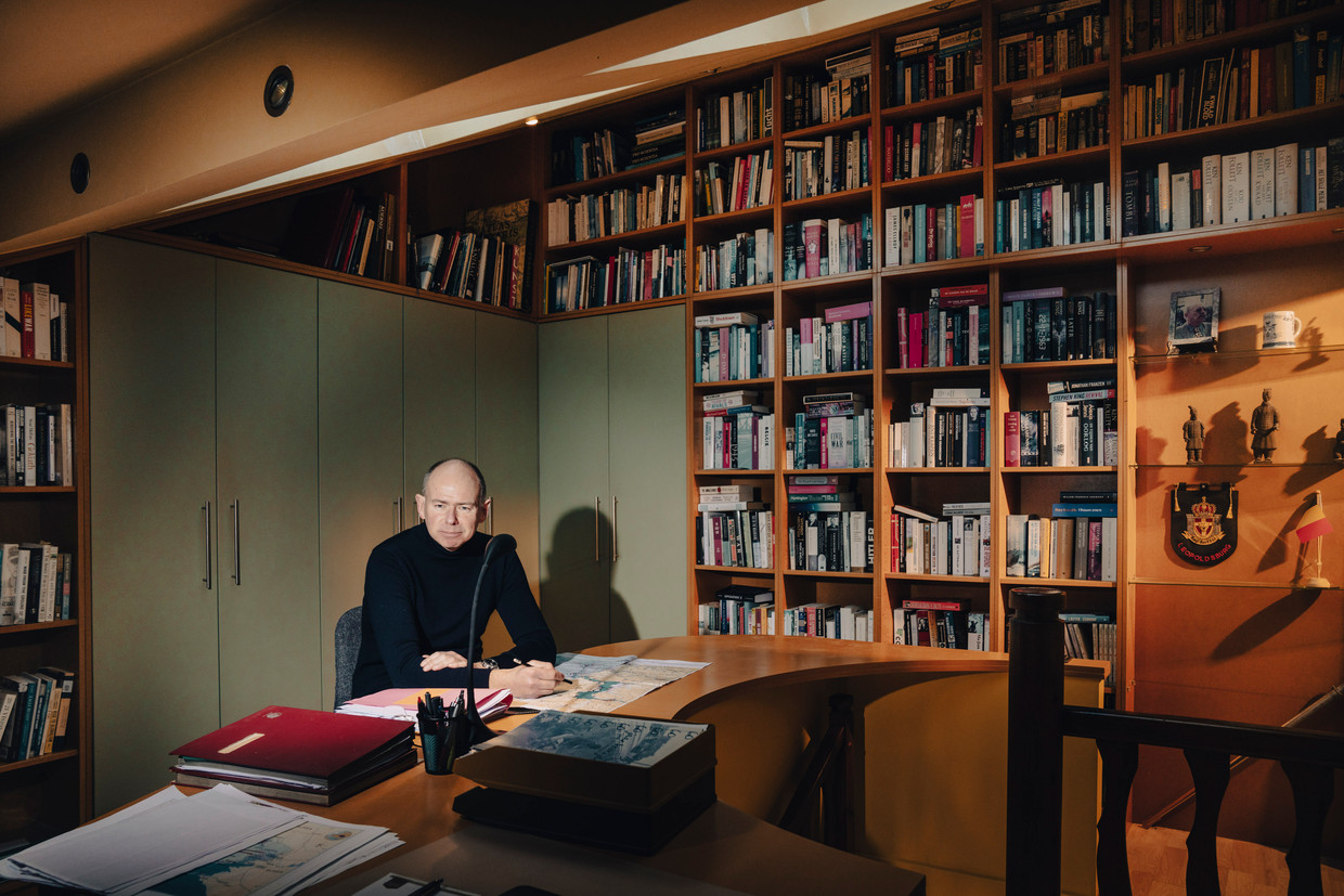 ‘Mijn bibliotheek is nu ook mijn warroom’: de boekenkast van Roger Housen