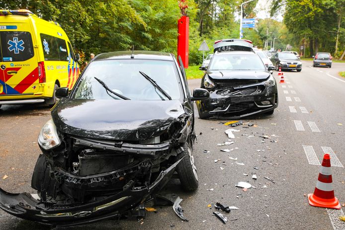 Twee auto’s total loss bij flinke botsing op kruising in Eerbeek | Rheden | gelderlander.nl