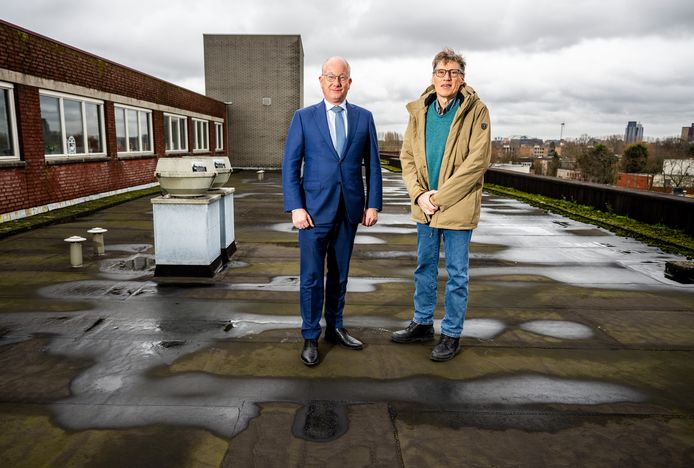 Op het dak van dit doodnormale gebouw wordt iets gedaan aan het enorme tekort aan woningen ...