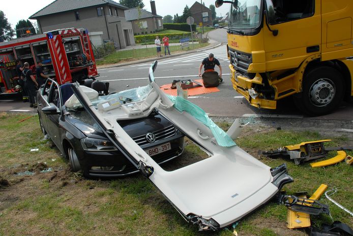 Automobilist zwaargewond na crash tegen truck | Grimbergen | hln.be