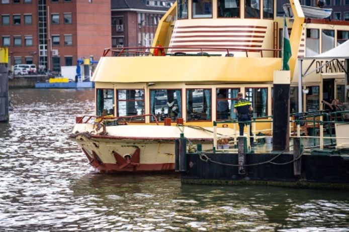 Pannenkoekenboot vaart tegen kade in Rotterdam: verschillende ...