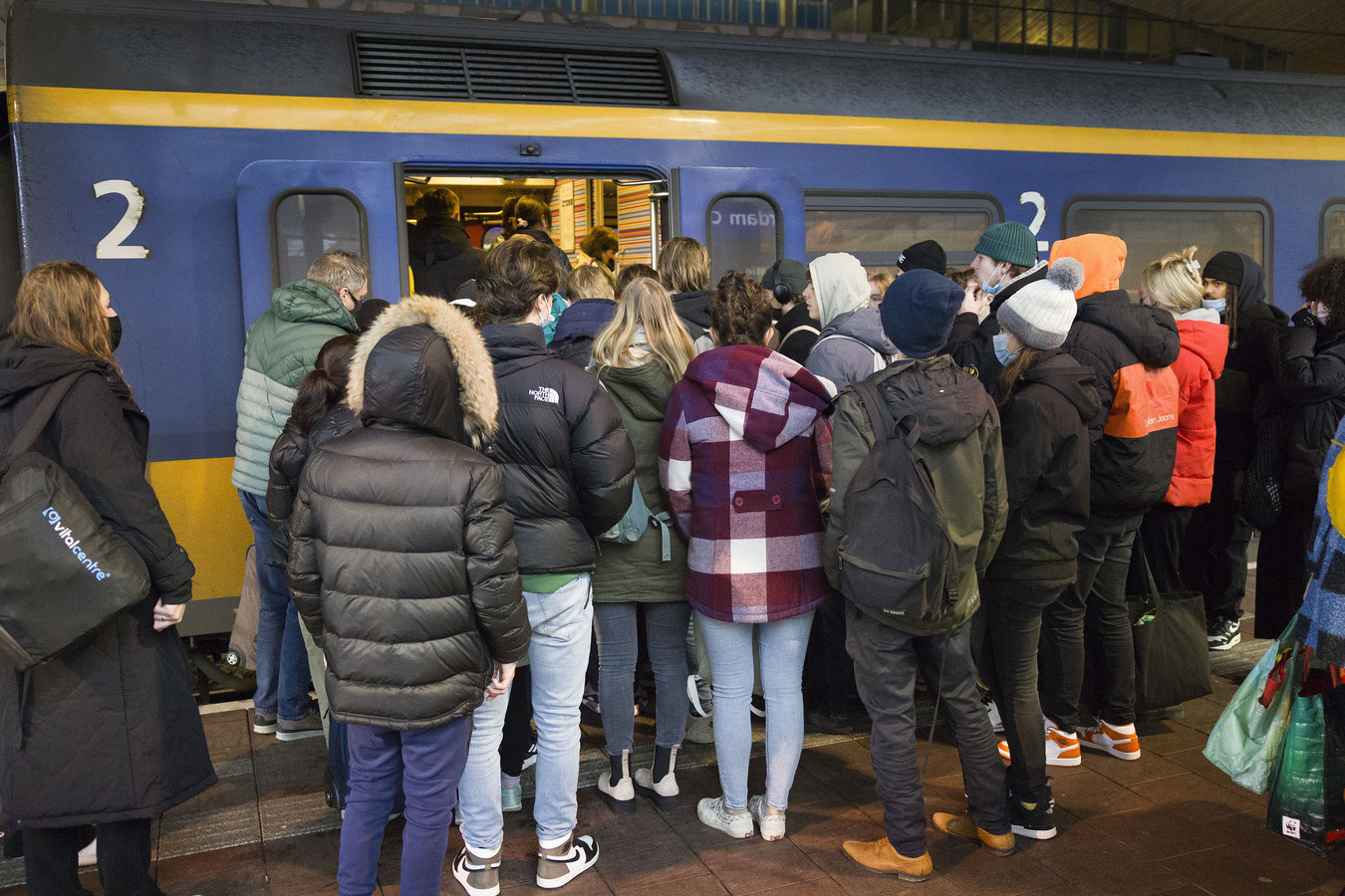 NS trapt op de rem vanwege drukte in buitenlandse treinen, reizigers ...