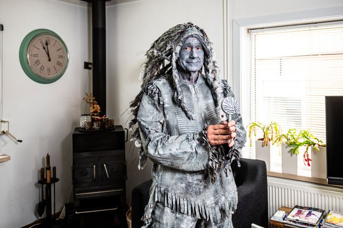 Levend standbeeld John aan het lachen maken? Dat lukt niet, maar er is ...