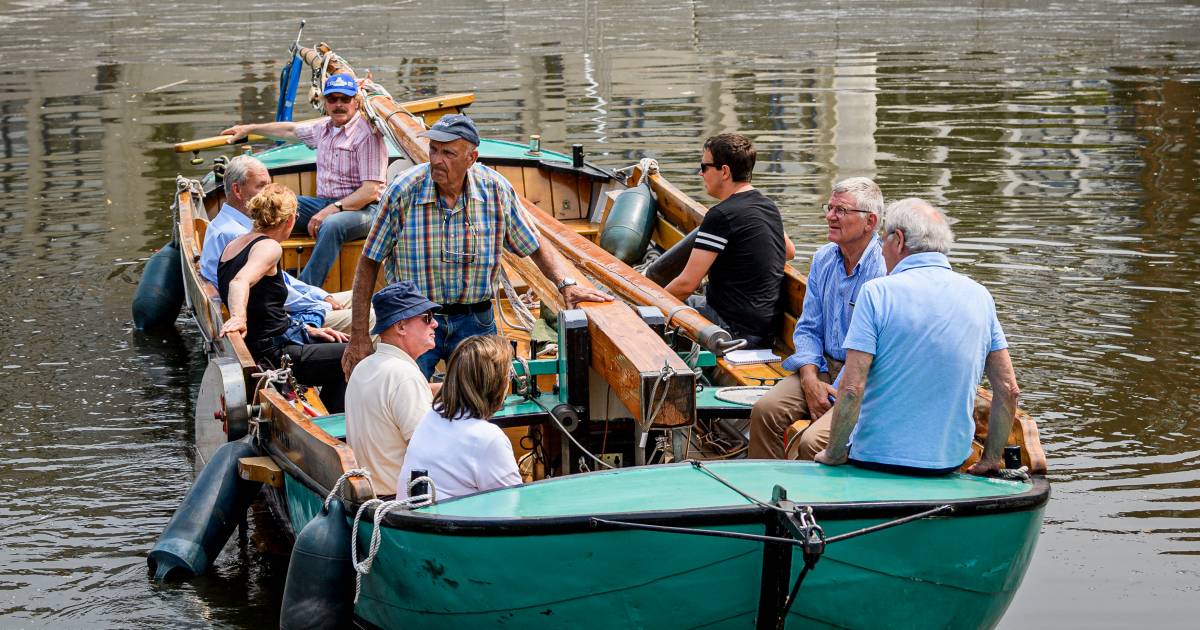 Met de praam op pad; deze boottocht mag weer in Almelo | Almelo ...