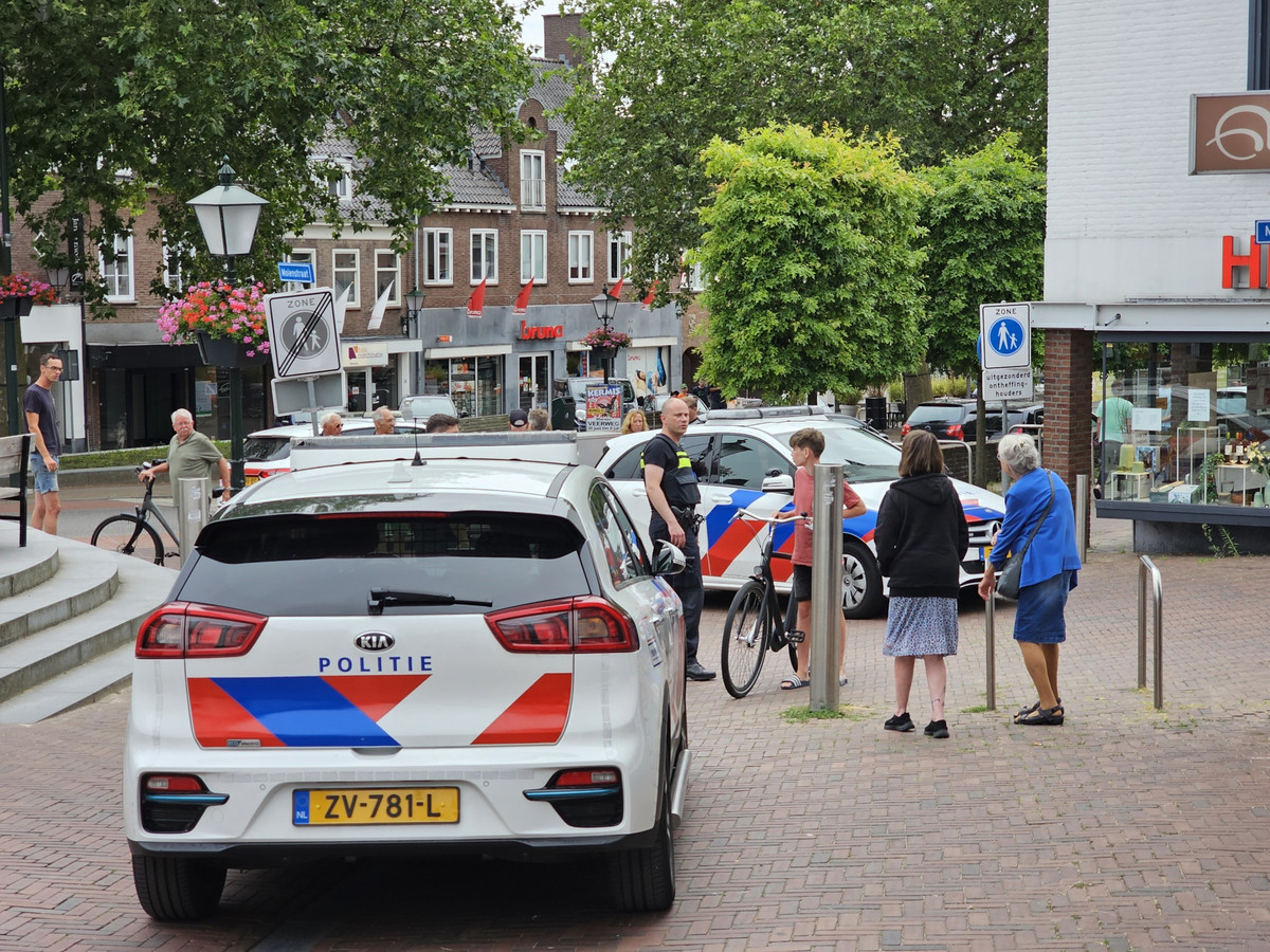 Man dood in woning gevonden, omgeving ruim afgezet | Foto | gelderlander.nl
