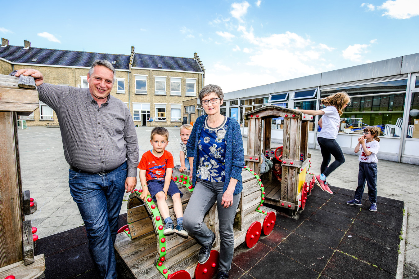 Eerste taak nieuwe schooldirecteur Woumen? Nieuwe school bouwen | Foto ...