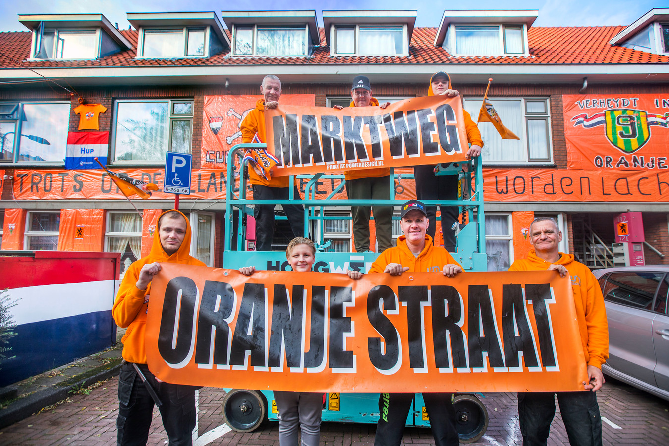 Bekendste oranjestraat pakt voor winters WK uit met oranje kerstbomen ...