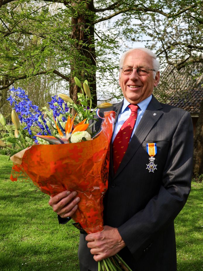 Frederik van Beek (75) uit Altena kreeg vandaag ineens een lintje ...