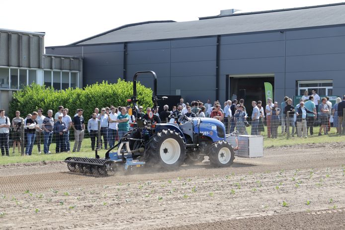 ILVO test machines van de toekomst: superstille en zelfrijdende tractor ...