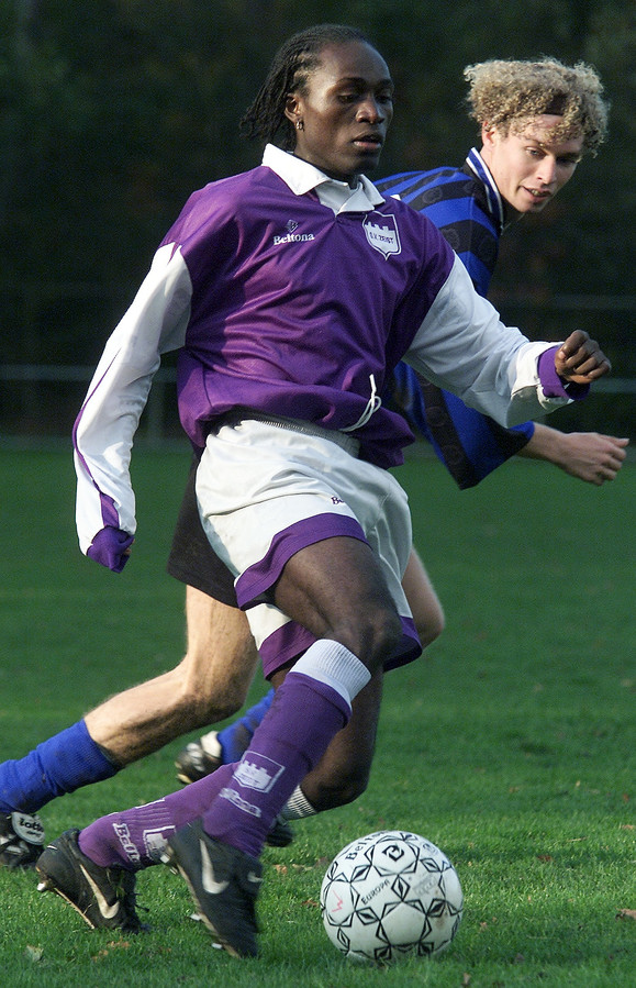 Yjahno (20) voetbalt met vader Sharlo (43) in ‘t Vliegdorp 1 ...